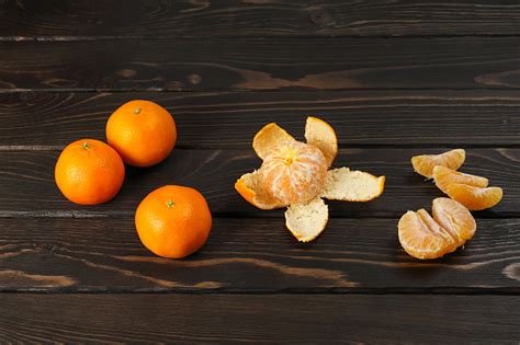 나무 표면에 별도의 육즙 조각과 껍질에서 본 전체 오렌지 귤 0명에 대한 스톡 사진 및 기타 이미지 0명 감귤 감귤류
