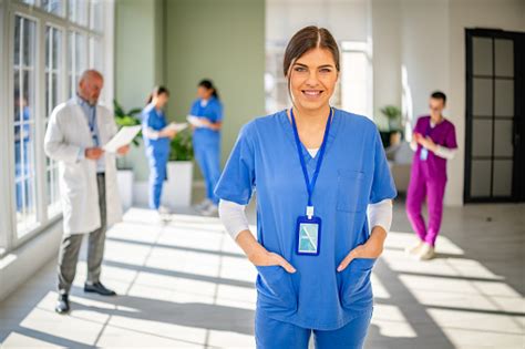 의료 전문가는 현대적인 병원 환경에서 협력하는 동시에 자비로운 환자 치료를 제공합니다 간호사에 대한 스톡 사진 및 기타 이미지 간호사 건강관리와 의술 계획 Istock