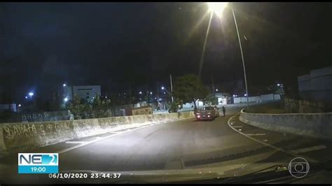 Câmera Registra Tentativa De Assalto Em Viaduto No Recife Ne2 G1