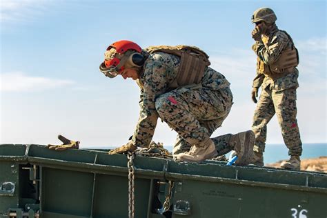 Dvids Images 1st Tsb Marines Prepare Bridge For External Lift