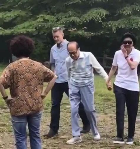 91岁李嘉诚与58岁周凯旋“出巡”，偶遇两人一直牵着手，超甜蜜恋情