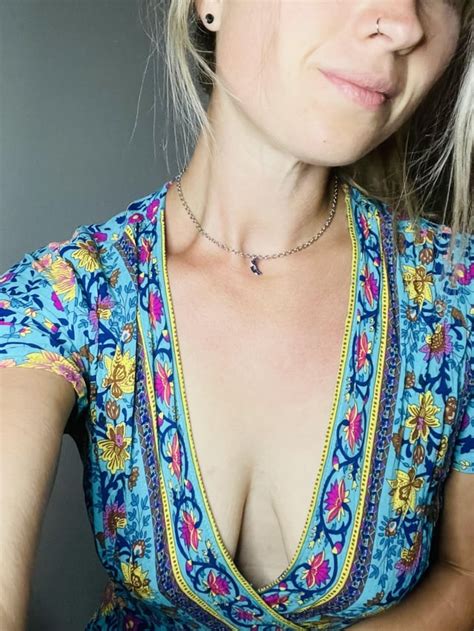 Sunday sundress 👗 : r/braless