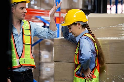 창고에서 재고를 관리하는 관리자 및 감독자 창고 직원과 함께 계획을 세우는 여성 책임자 창고에서 일하는 근로자 공장 산업 건물에 대한 스톡 사진 및 기타 이미지 Istock