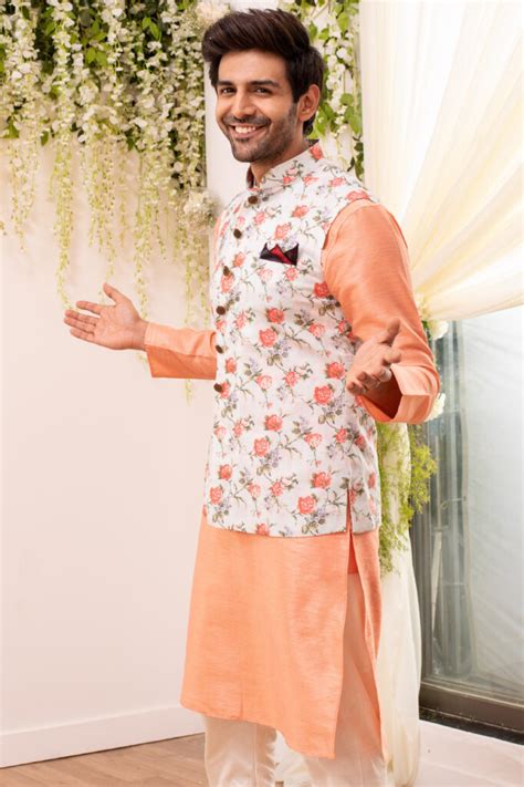 Don T Miss Out Ranveer Singh Hrithik Roshan And Kartik Aaryan Outfits