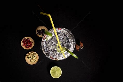 和新鲜的杜松子酒和汤尼加鸡尾酒在你原料旁边高清图片下载 正版图片505596208 摄图网
