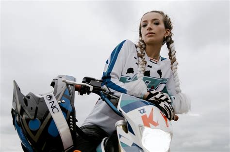 How To Wear Hair Under Motorcycle Helmet Full Guide