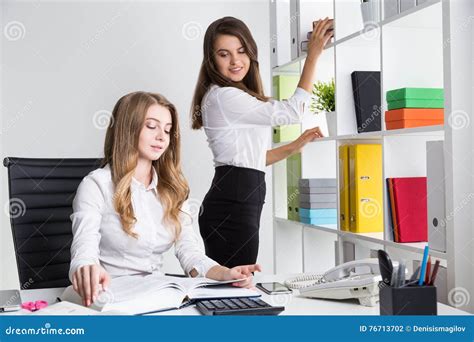 Trabajo De Las Secretarias Foto De Archivo Imagen De Empleado 76713702