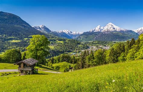 Идилличный ландшафт в баварских Альпах Berchtesgaden Германия