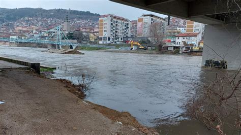 ФОТО Вардар се излеа од коритото направи проблем во Велес и Зелениково