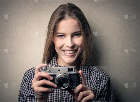 拿着旧相机的女孩