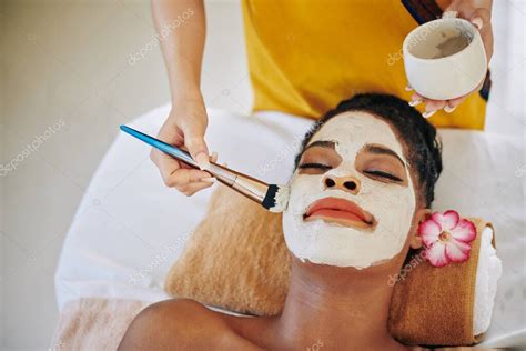 Cosmetólogo Usando Cepillo Al Aplicar Mascarilla De Barro Mate En La