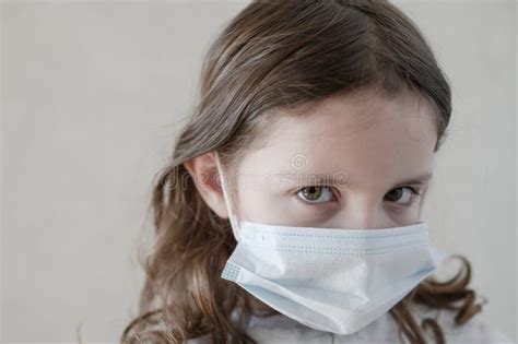 Sick Droevig Meisje In Een Medisch Masker Met Diagnose Coronavirus
