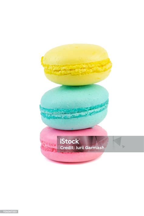 달콤한 아몬드 다채로운 마카롱 또는 마 카 롱 디저트 케이크 흰색 배경에 고립 프랑스 달콤한 쿠키입니다 최소한의 음식 빵집 개념입니다 0명에 대한 스톡 사진 및 기타 이미지