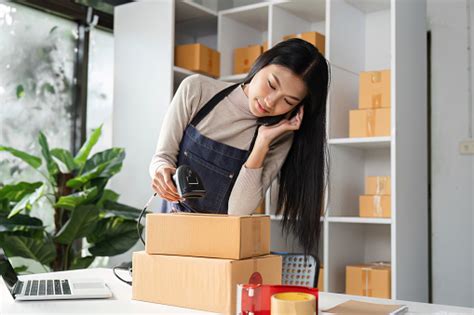 현대식 사무실에서 온라인 주문을 관리하면서 패키지를 스캔하는 전자 상거래 사업가 경영자에 대한 스톡 사진 및 기타 이미지 경영자 고객 기업가 Istock