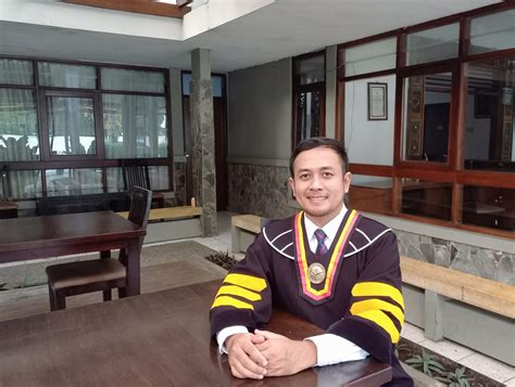 Menjadi Wisudawan Terbaik Program Doktor S3 Upi Ari Putra Sukses Menjadi Dosen Berprestasi