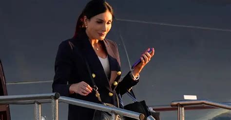 انتقدها الجمهوريون ودافع عنها ترامب من هي لورا لومر؟ القاهرة الاخبارية