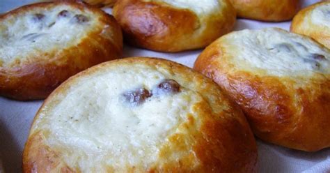 У нас в школьной столовой такие ватрушки делались со сметаной и ...