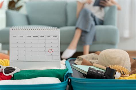 여행을 위한 휴일 달력 여행자 여행 가방 여행 국가를 선택하십시오 아시아 청녀들은 옷과 개인 소지품을 준비합니다 여행 여행
