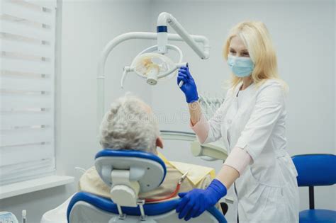 Médico Odontológico Que Atiende a Un Paciente Varón En El Hospital