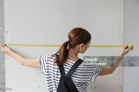 석고 보드 패널에 측정 치수를 측정 미터를 들고 여자 Diy 홈 개선 개념 눈금자에 대한 스톡 사진 및 기타 이미지 눈금자