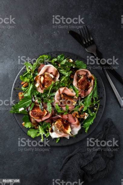 퀴 토 햄과 무화과 Arugula 피칸 견과류와 발사믹 소스와 함께 염소 치즈 샐러드 샐러드에 대한 스톡 사진 및 기타 이미지