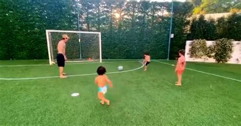 Messi Y Sus Hijos Aparecen En Fútbol Y Rumba” El Nuevo Videoclip De