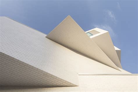 Five Rectangular Volumes Rotating Around A Fixed Pivot Point Form Big