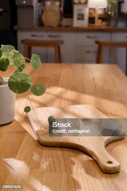 복사 공간이 있는 흐릿한 부엌 배경 위에 관엽 식물이 있는 나무 탁자에 빈 나무 접시 0명에 대한 스톡 사진 및 기타 이미지 0명 가구 가정 생활 Istock