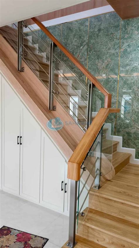 ราวบันไดแสตนเลสท็อปไม้เทียมกระจกเทมเปอร์หนา10มม ออกแบบ ผลิต ติดตั้ง งานสแตนเลสทุกชนิด