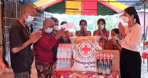 សាខាកាកបាទក្រហមកម្ពុជាខេត្តសៀមរាប នាំយកអំណោយប្រគល់ជូនគ្រួសារពលរដ្ឋ