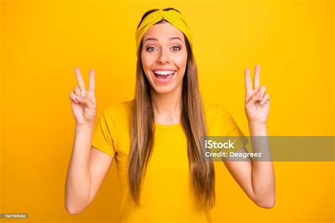 노란색 배경 위에 고립 된 현대 티셔츠를 입고 웃고있는 사랑스러운 십대의 초상화 T 셔츠에 대한 스톡 사진 및 기타 이미지 T 셔츠 귀여운 금발 머리 Istock