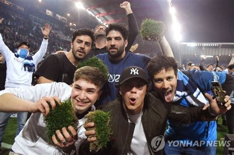나폴리 우승 잔디 이베이 경매로 나와…한 움큼에 100만원 Snsfeed 제휴콘텐츠 제공 실시간 핫이슈