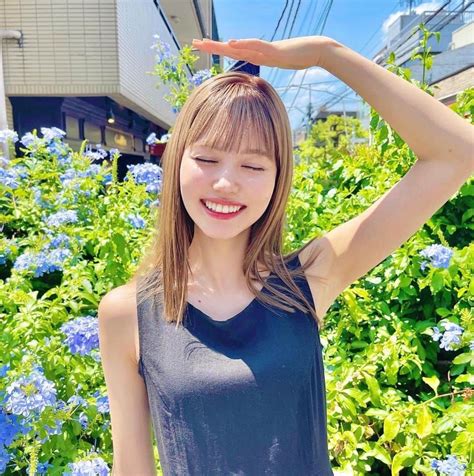 愛花さんのインスタグラム写真 愛花instagram「かわいいお花達と一緒に💐🫧🩵☁️ あっつくて毎日溶けちゃいそう皆様外出の際は