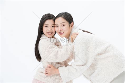 엄마와 딸 포옹 사진 무료 다운로드 Lovepik