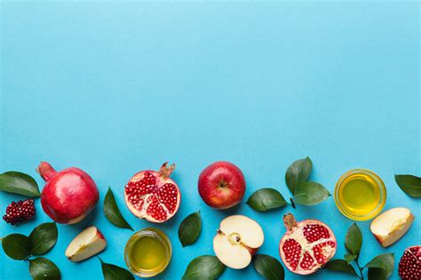 유태인 Rosh Hashanah 휴일 속성을 색칠한 배경에 상징으로 평평한 평신도 구성 Rosh Hashanah 개념 새해 휴가