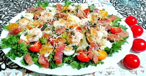 Зелёный салатик с малосольной красной рыбкой креветками сыром черри в кисло сладком соусе