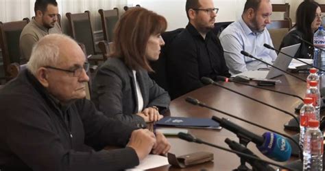 ПЪРВО В ПИК Tv ЦИК прави показно как се обработват данните от машинния вот НА ЖИВО