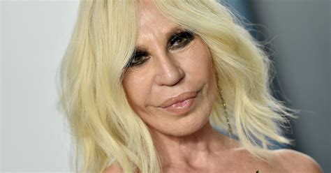Donatella Versace bikiniben fürdőzött ilyen a 65 éves divattervező
