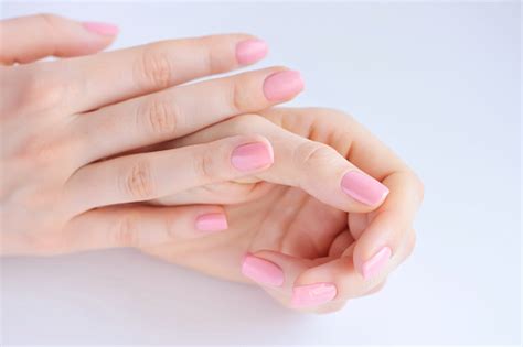 흰색 배경에 대한 손톱에 분홍색 매니큐어와 젊은 여자의 손의 클로즈업 개념에 대한 스톡 사진 및 기타 이미지 개념 건강