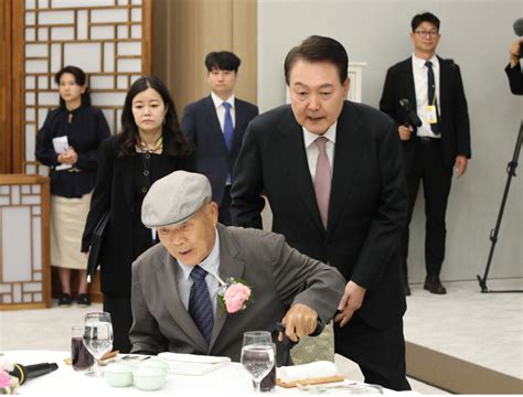 충암고 은사 착석 돕는 윤석열 대통령 전자신문