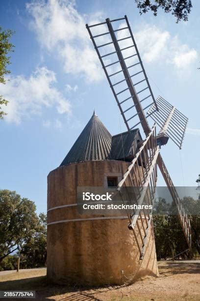 프랑스 남부 코트 다쥐르 근처의 전통적인 풍차 0명에 대한 스톡 사진 및 기타 이미지 Istock