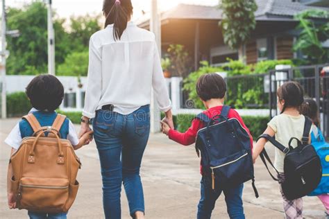 Groupe De M Re Et D Enfants Tenant Des Mains Allant Instruire Avec Le