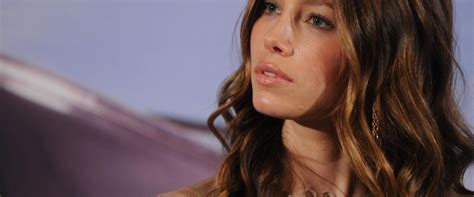 X Resolution Jessica Biel Cute Side Pose X Resolution
