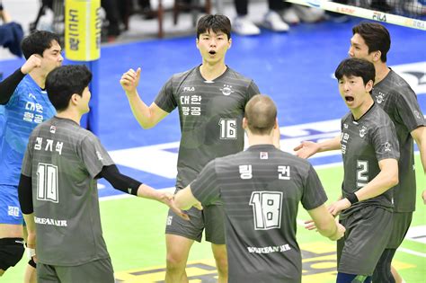 선두 대한항공 한국전력 잡고 2위와 4점 차현대건설은 5연패 뒤 연승 네이트 스포츠