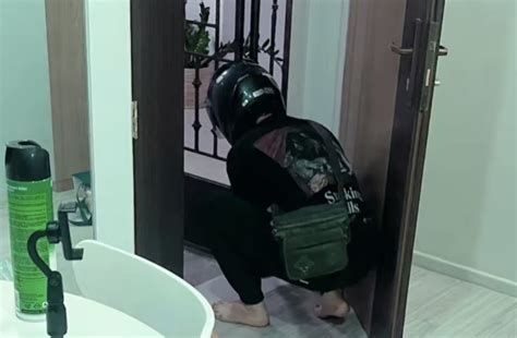 Девушка вызвала курьера для помощи в поимке таракана