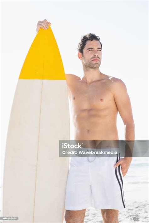 해변에서 서핑 보드를 들고 남자 20 29세에 대한 스톡 사진 및 기타 이미지 20 29세 25 29세 나름 Istock