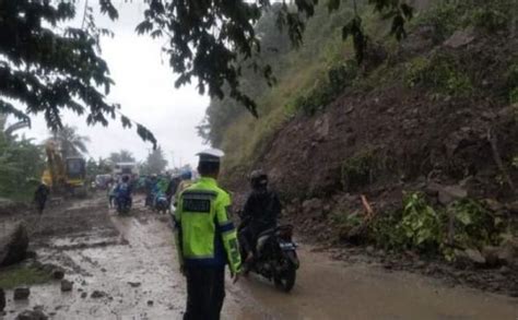 Longsor Tutup Jalan Trans Sulawesi Di Majene Polisi Terapkan Buka Tutup