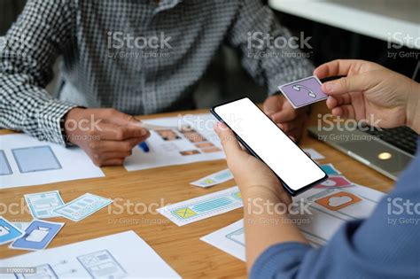Ux 디자이너가 스마트폰 레이아웃에서 웹을 디자인하는 사용자 경험 모바일 응용 프로그램 프로토타입을 작업하는 Ui 개발자 계획