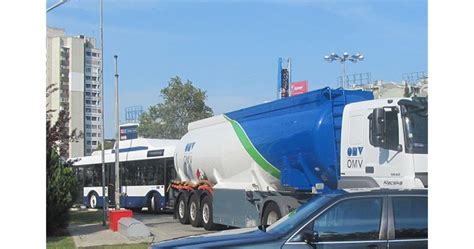 Автобус и цистерна се блъснаха на кръгово кръстовище