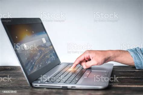 흰색 배경 비즈니스 컨셉 테크놀로지 컨셉의 모습을 담은 데님 셔츠를 입은 남자의 손 금융에 대한 스톡 사진 및 기타 이미지